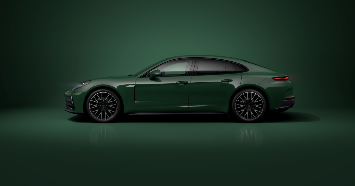 The Porsche Panamera in Britishracinggreen | Porsche Paint to Sample