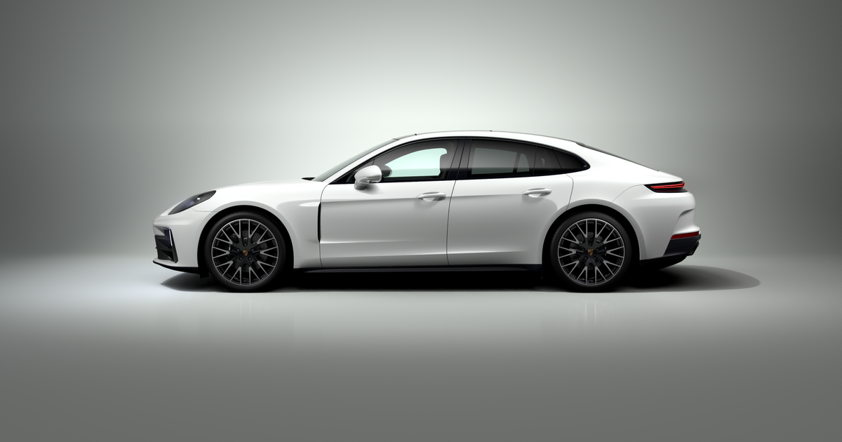 The Porsche Panamera in Purewhite | Porsche Paint to Sample
